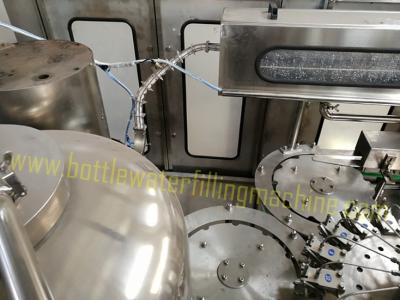 Cina Tappatrice durevole 5000 della bottiglia di acqua del RO - capacità 6000B/H in vendita