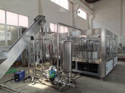 Cina Materiale bianco argenteo dell'imbottigliatrice dell'acqua di Automaitc SUS304 in vendita