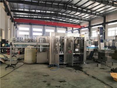 Cina Imbottigliatrice automatica dell'acqua potabile 3 in 1 attrezzatura imbottigliante di Monoblock in vendita
