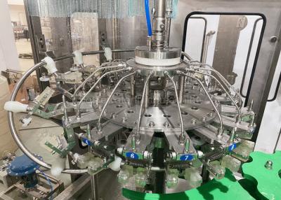 Cina tappatrice del materiale da otturazione della birra della bottiglia di vetro 250ml, imbottigliatrice fredda della bevanda del gas in vendita