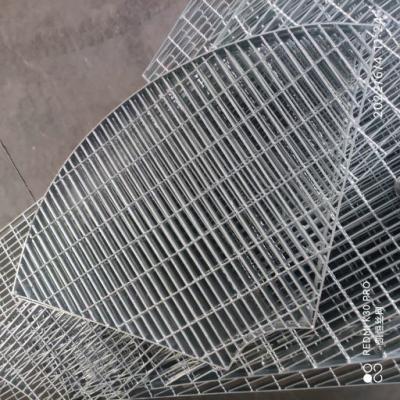 Cina La grata galvanizzata del metallo del acciaio al carbonio della immersione calda ha personalizzato speciale a forma di in vendita