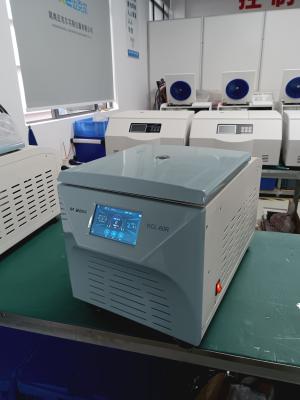 China Compacte bloedcentrifuge met lage snelheid met een capaciteit van 400 ml en koelfunctie Te koop