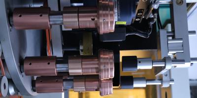 China Máquina automática de impresión de pantalla UV de 1 color para cejas / jeringas 60 unidades/minuto en venta