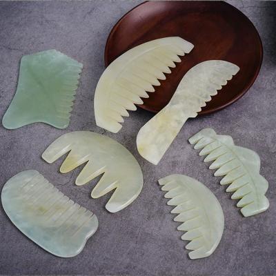 China Multifunção Jade Gua Sha Comb Hair Green Jade Face Scraper para o Rejuvenescimento do Scalp à venda