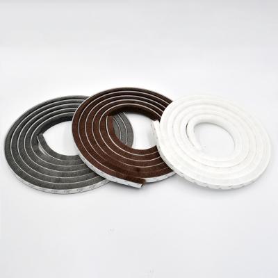 Cina PP Material Door Seal Strip Brush Perfetto per Aluminum Windows Pile Weather Strip in NERO/GRAU/MARONE/BANCO/ALTRI COLORI in vendita