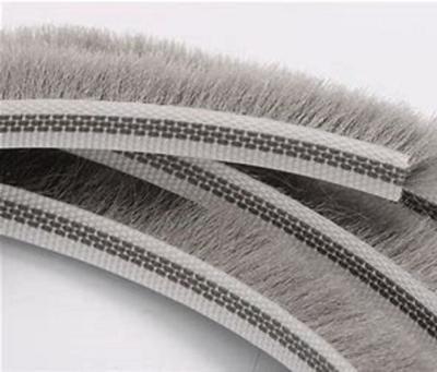 Cina 3-25mm Pile Height Door Seal Strip Design moderno con 3-50mm di larghezza e Apposite Lana Stripping Meteo in vendita