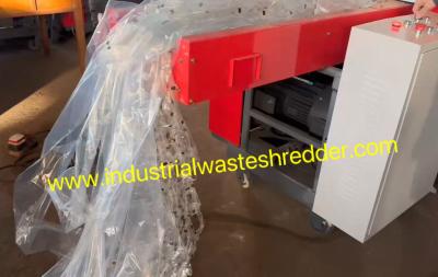 China Máquina de trituração de película de plástico PE de pequeno tamanho, mini trituradora econômica para película de plástico, poupança de espaço.7Motor de corte de 0,5 kW for sale