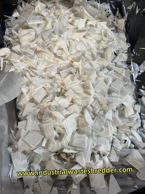 China Disposición de pañales defectuosos Trituradora de pañales sanitarios Trituración con cortador de hojas rotativas eficiente en venta
