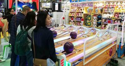Cina plastica di modellatura rotazionale della palla di skee di 110V Lucky Ball Ticket Redemption Machine in vendita