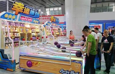 Cina plastica di modellatura rotazionale della palla di skee di 110V Lucky Ball Ticket Redemption Machine in vendita