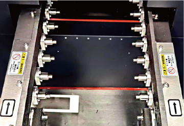 Roller type conveying system of vertical curing oven