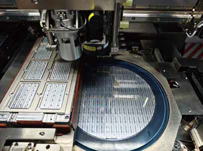 Compact structure with gravity balance system