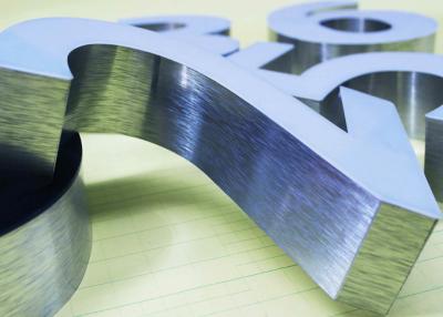 Cina Le lettere senza orlo con le luci, lettere del metallo della parete 3d per l'affare acceso all'aperto firma  in vendita