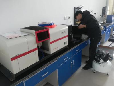 Cina Il manuale delle lampade di aa 1800F tre regolano e lo spettrofotometro automatico di assorbimento della lunghezza d'onda 190-900nm in vendita