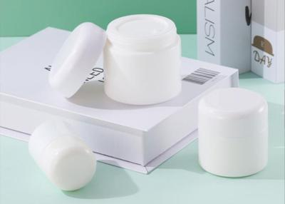 China Tarro cosmético 50grams de Opal White Bulk Ceramic Glass con la tapa de la bóveda en venta