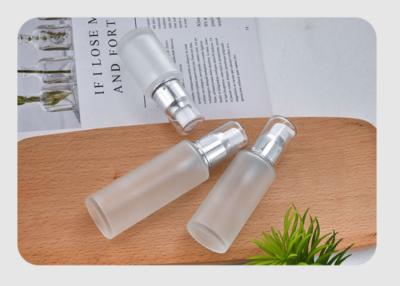 Cina Bottiglia cosmetica della pompa dello spruzzo di vetro da 1 oncia con i cappucci d'argento facili da usare in vendita