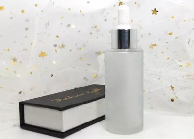 中国 明確な化粧品の血清は銀製の点滴器のふたが付いている50ml空のSkincareの容器をびん詰めにする 販売のため
