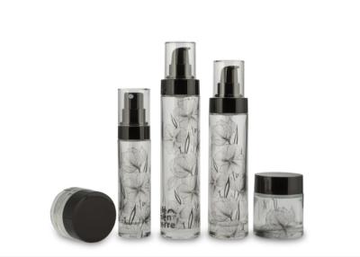 Cina La bottiglia cosmetica 50ml Skincare della pompa della spalla piana dello SGS ha fissato l'imballaggio in vendita
