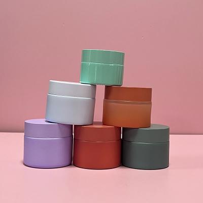 Cina Frosted Colourful 50g 100g Cosmetic Glass Jars Facial Cream Jar in vendita