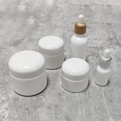 Cina Glass Porcelain Empty Skincare Jars 15g-100g Shiny And Matte Surface in vendita