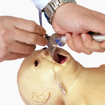 China Geavanceerde volledig functionele neonatale verpleegkunde en CPR-mannequin Mensenlevensgrootte voor klinische praktijk Te koop