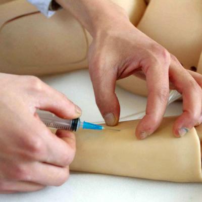 China Geavanceerde volledig functionele neonatale verpleegkunde en CPR-mannequin Mensenlevensgrootte voor klinische praktijk Te koop