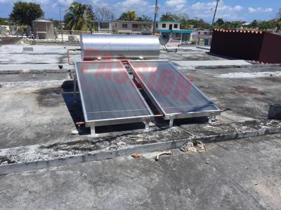 Cina 250 L Thermosyphon Blue Titanium Sistema di riscaldamento solare domestico con staffa in acciaio inossidabile in vendita