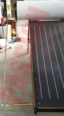 Cina radiatore di acqua termale solare della lamina piana della famiglia di 200L 150L, collettore solare di titanio blu in vendita