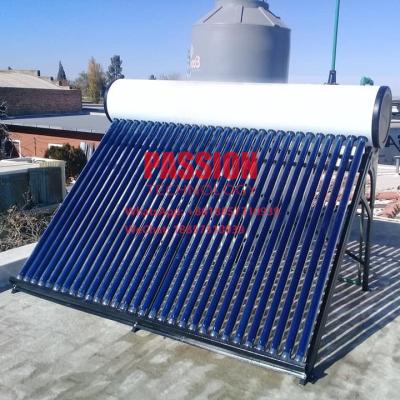 中国 外電流を通された鋼鉄タンクが付いている理性的な熱太陽給湯装置300L 販売のため