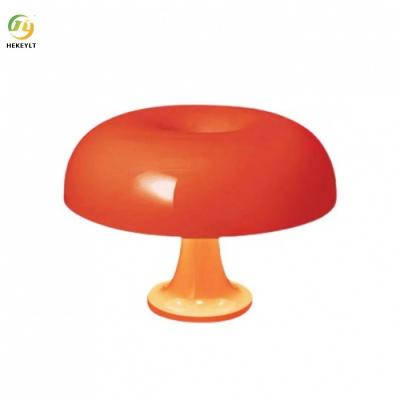 中国 古典的なデンマークのきのこランプのポリカーボネートの白い/orangeBedroom 320mmのベッドわきのスタンド 販売のため