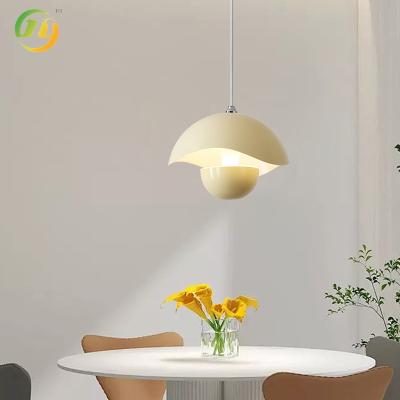 中国 クリーム・パッド・ボール・ペンダントライト ノルディック・モダン シンプル LED・チェンダリア ホワイト・ペイント 販売のため