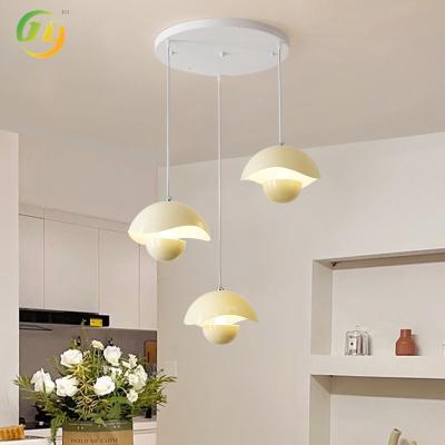 中国 クリーム・パッド・ボール・ペンダントライト ノルディック・モダン シンプル LED・チェンダリア ホワイト・ペイント 販売のため