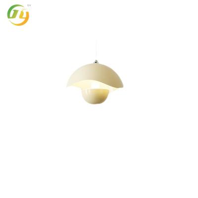 中国 クリーム・パッド・ボール・ペンダントライト ノルディック・モダン シンプル LED・チェンダリア ホワイト・ペイント 販売のため
