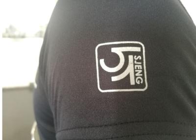 Cina Disegni di moda Logo di gomma Patch Pvc Etichette di abbigliamento 100% silicone con effetto lucente in vendita