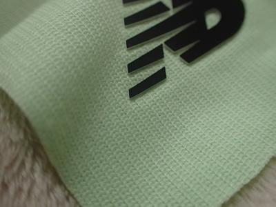 Cina Etichette di abbigliamento a due strati a trasferimento di calore in silicone a colori con sensibilità manuale morbida per abbigliamento per esterni in vendita