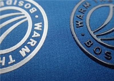 中国 シリコン熱伝送衣料品のラベル 輝く色の表面ブランドロゴ 販売のため