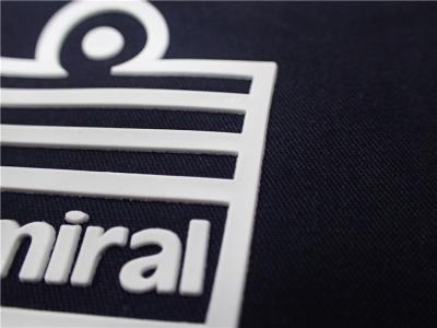 Cina Etichette di trasferimento di calore in silicone bianco durevole per marchi di abbigliamento sportivo in vendita