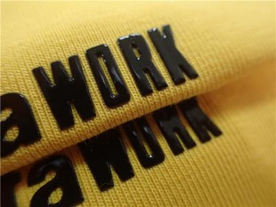 中国 スポーツ服のパッチのためのシリコンロゴ付きのホワイトプリント布のラベル 販売のため