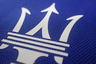 Cina Logo personalizzato, incolori, cerotti di trasferimento di calore, etichette di tessuto per polo, abiti sportivi. in vendita