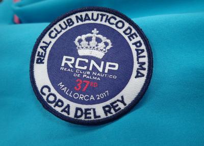 Cina Badge di stampa termico Patch ricamati personalizzati, ferro su patch Applique per abbigliamento in vendita
