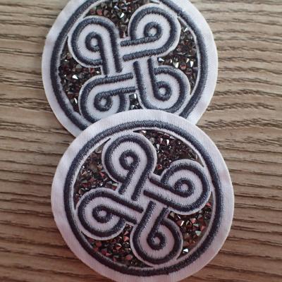 Cina Imitazione di diamanti ricamati su misura con design di moda in vendita