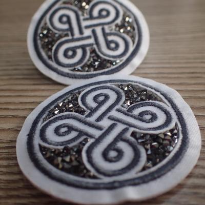 Cina Imitazione di diamanti ricamati su misura con design di moda in vendita