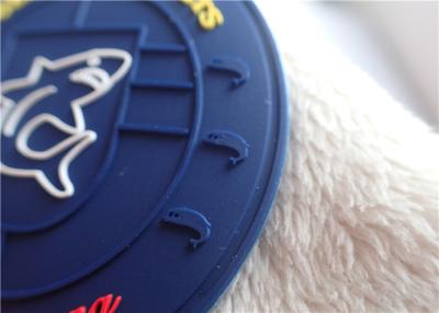 Cina Etichetta in gomma 3D in rilievo PVC Logo Pressatura termica o cucitura su cappotto / bagaglio in vendita