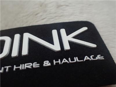 Cina Patch di logo in gomma 3D in silicone a doppio colore con microfibra nera e morbida in vendita
