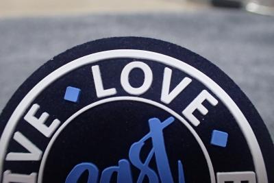 Cina Stampa a schermo Abbigliamento Patch per logo in gomma in microfibra in vendita