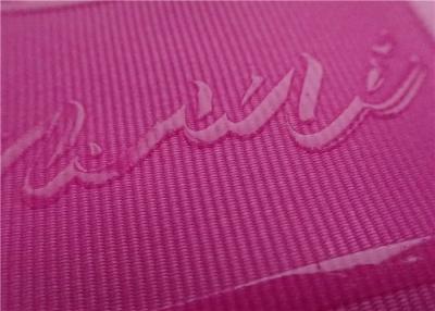 Китай Блестящий прозрачный кремниевый логотип экрановой печати этикетки в цветной полиэстерной ните ленты продается