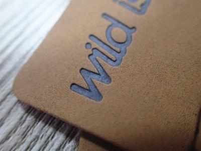 Cina Etichette a collare in pelle morbida in intaglio in colore marrone lavabile Eco-friendly in vendita