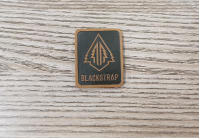 Cina Cosere su abbigliamento Patch di pelle PU Etichette di abbigliamento Logo in rilievo in vendita