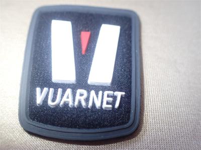 Cina OEM 3D Clothing Label Micro Injection Badge Logo personalizzato in fibra in vendita