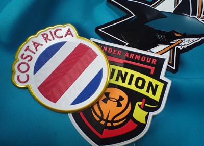 Cina Patch di gomma personalizzato con logo in PVC / ferro in rilievo 3D su patch di tessuto in vendita